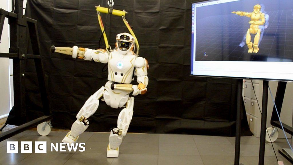 Nasa humanoid 'starts work' in UK lab - BBC News