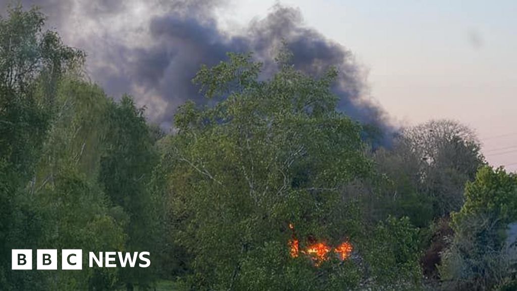 Watford building fire causes roads to be closed - BBC News