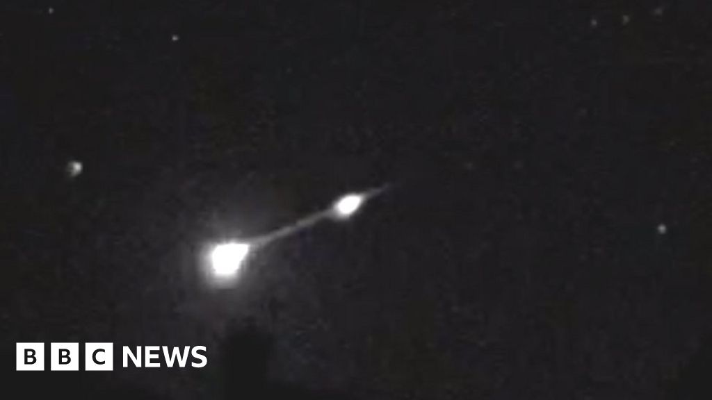 Fireball caught on camera in Loughborough - BBC News