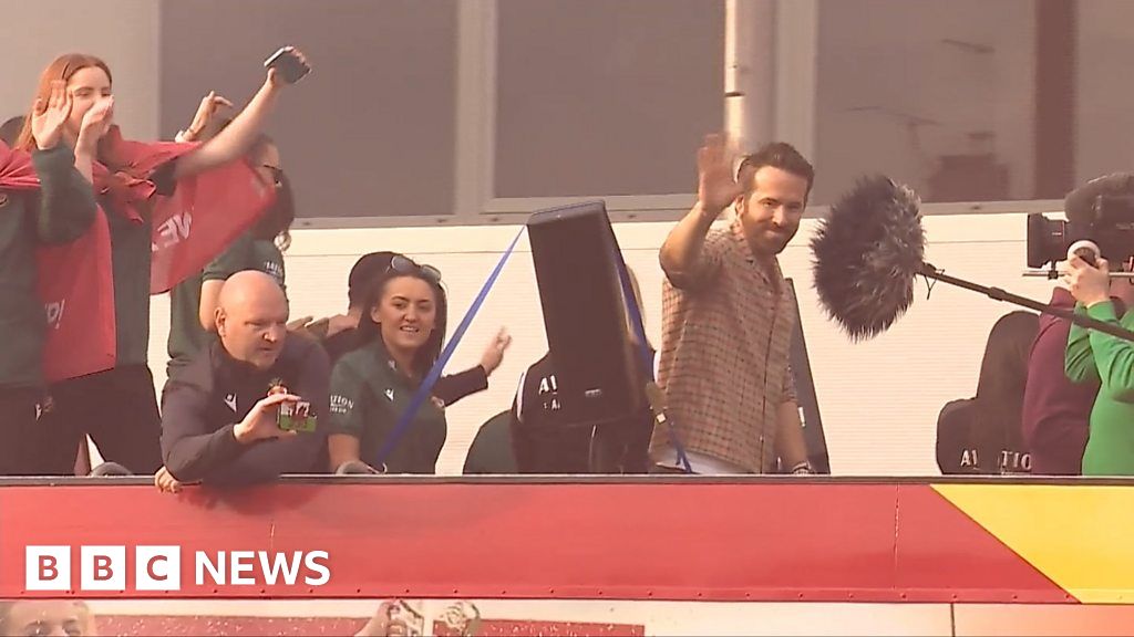 Wrexham: Fans celebrate at football club victory parade - BBC News