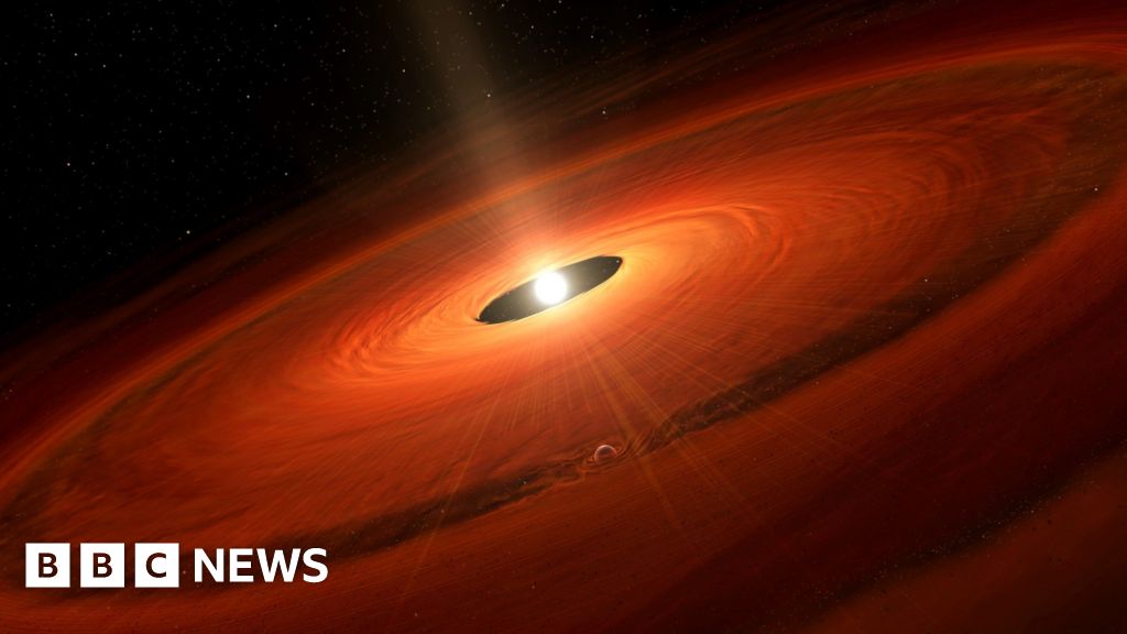 Star's dust cloud gives birth to giant planet - BBC News