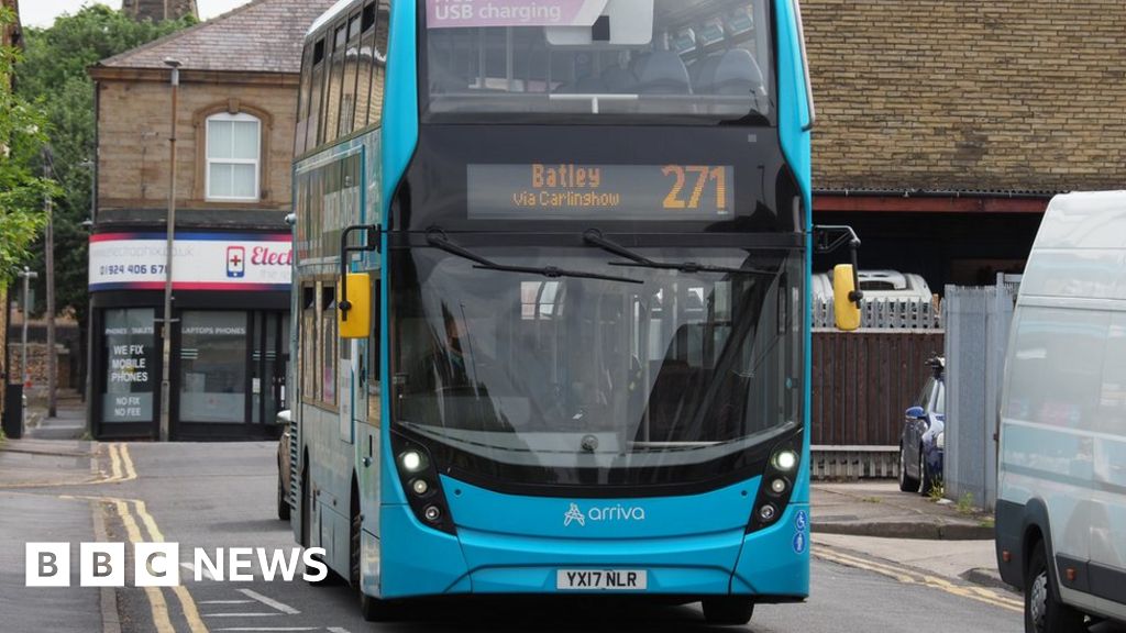 'Better service' promise over West Yorkshire bus franchise plan - BBC News