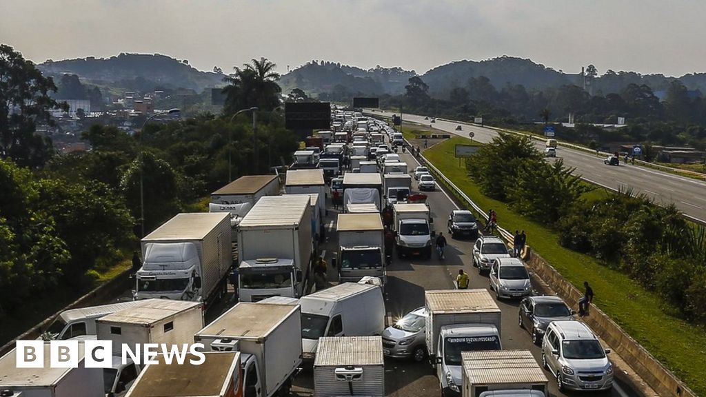 Brazil fuel protests: Drivers to clear roads over army threat