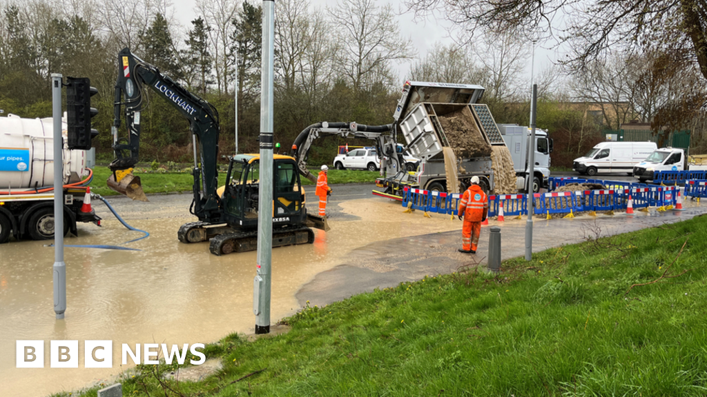 Swindon Mead Way reopens after burst water main flooding - BBC News