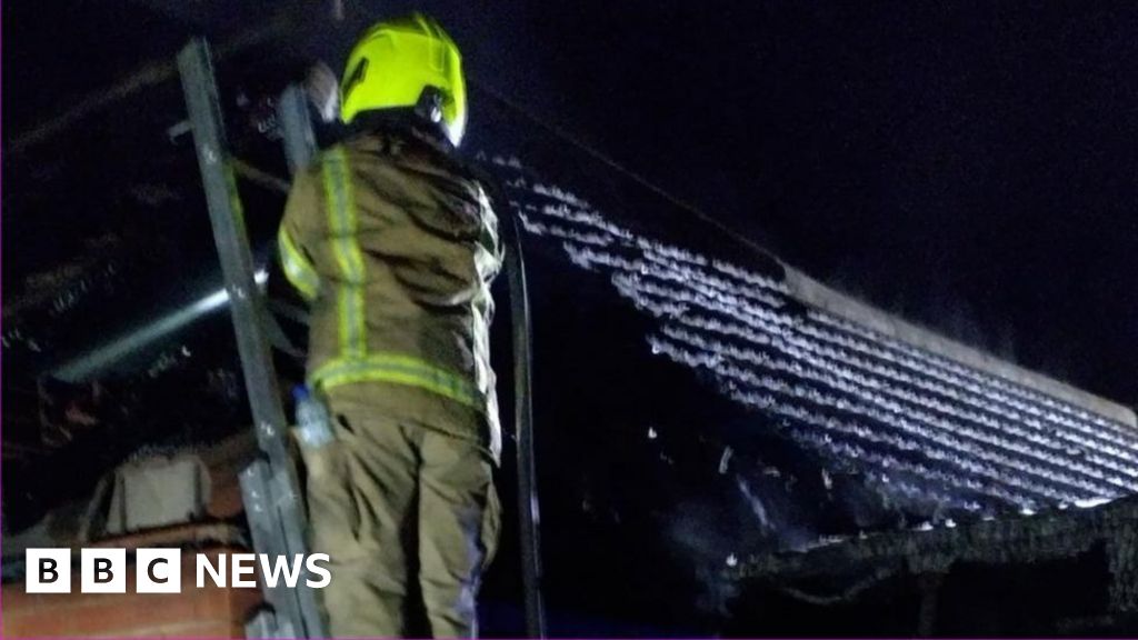 Canvey Island family homeless after fire destroys bungalow - BBC News
