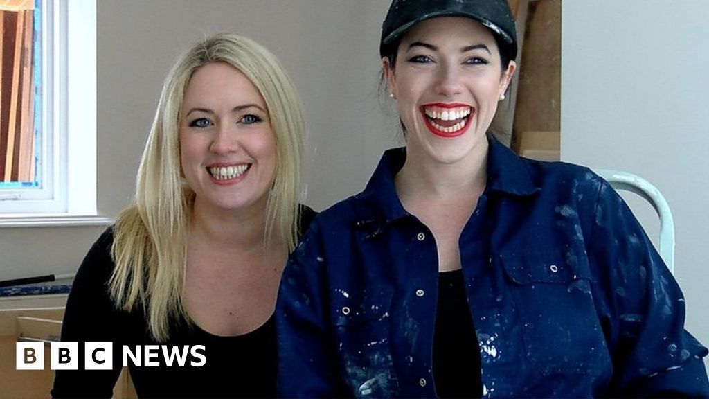 Daughters of Davis renovate grandma's house to fund music - BBC News