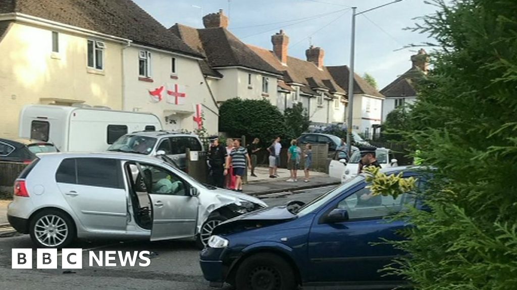 Man stabbed in Tunbridge Wells after crash - BBC News