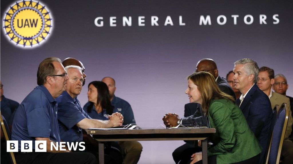 GM strike ends after UAW workers approve deal - BBC News