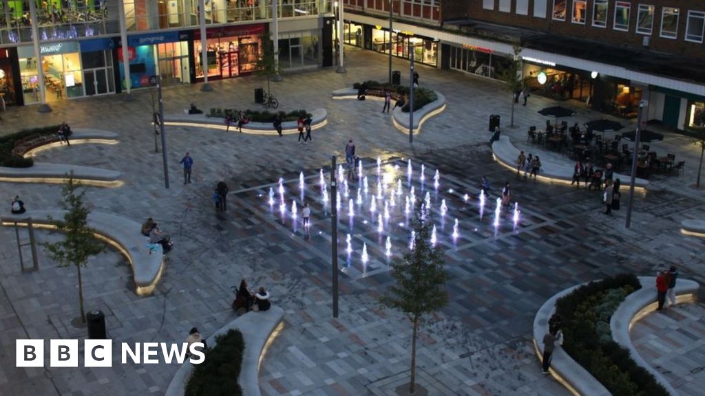 Crawley: Queens Square fountains repaired for £170k - BBC News