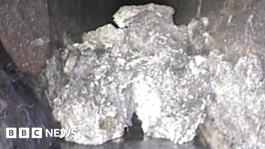 Footage shows 'monster' fatberg in an east London sewer - BBC News
