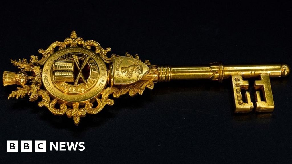 Andrew Carnegie: Gold key gift celebrates theatre makeover - BBC News