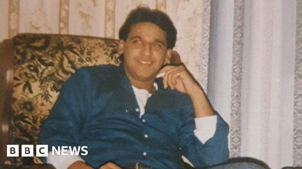 Nottingham: Police search home over 1994 taxi driver murder