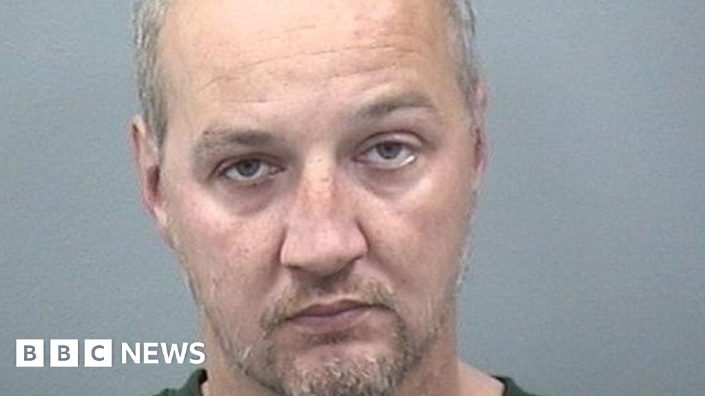 Bungling Dorset bank robber foiled by security dye pack - BBC News