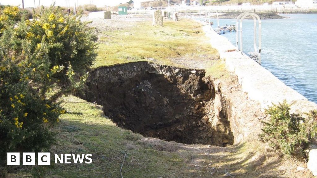 Hayle's Carnsew Quay wall collapses after 'high tides' - BBC News