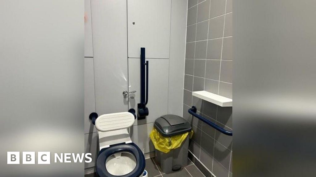 Middlesbrough station installs stoma-friendly toilet - BBC News