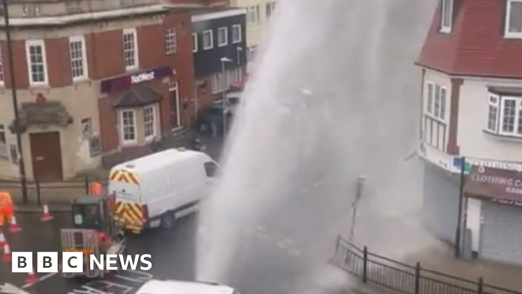 Burst water main causes disruption in centre of Loughton - BBC News