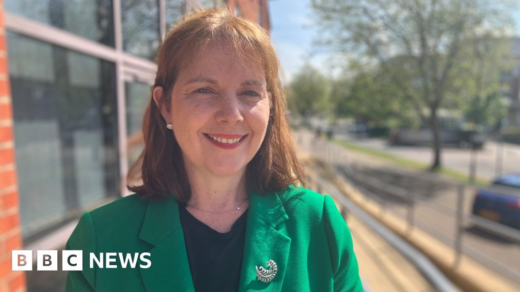 East Midlands Mayor appoints former rival as transport lead - BBC News