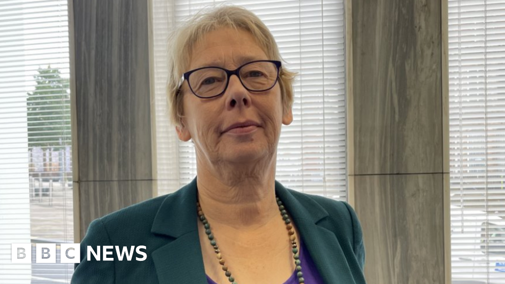 Stoke-on-Trent: 'Nasty proposals' in next budget - council leader - BBC ...