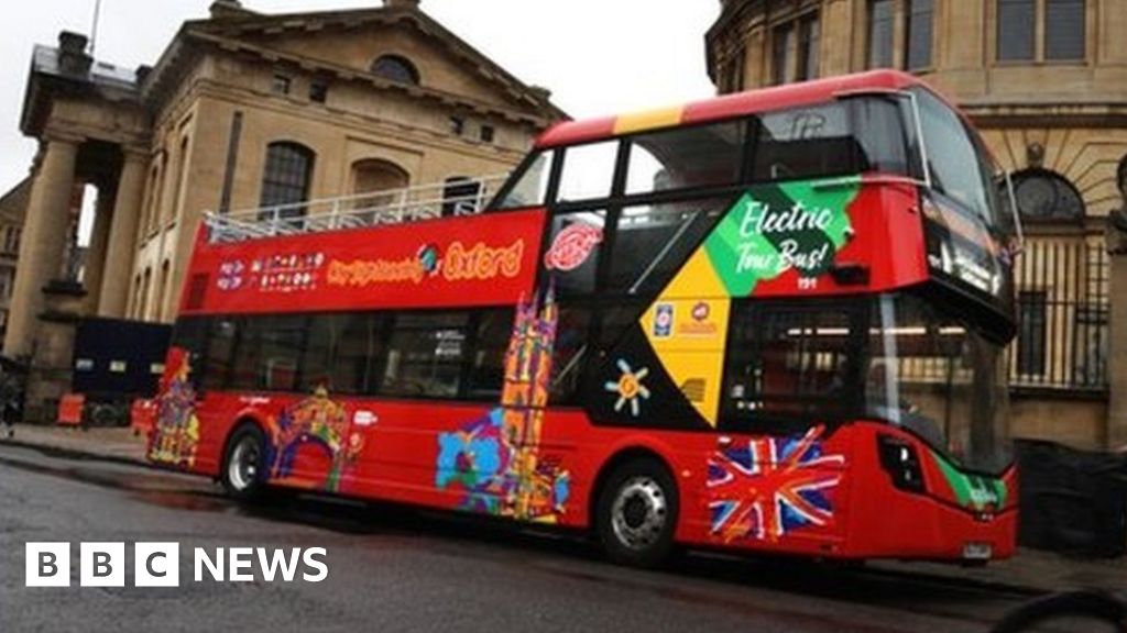 Oxford sightseeing fleet gets eight new electric buses - BBC News