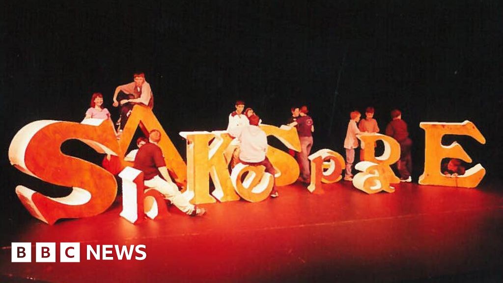 Shakespeare Schools Festival: All the world's a stage for pupils - BBC News