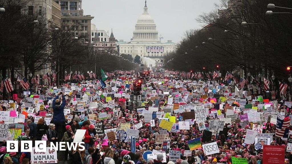 Trump presidency: Opponents boosted by 'rage donation' - BBC News