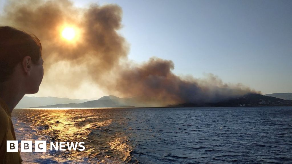 Greece wildfires: Blaze forces evacuations on island of Samos - BBC News