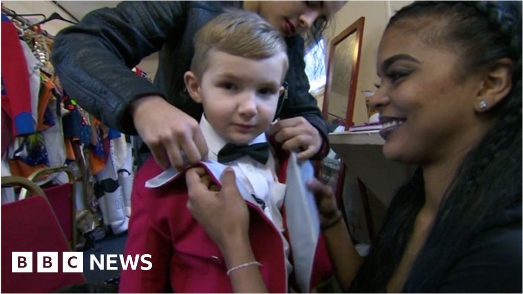 Boy, 4, 'youngest circus ringmaster' in the UK - BBC News