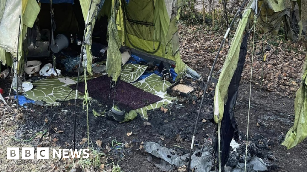 Homeless people's tents set alight in Hexham park - BBC News