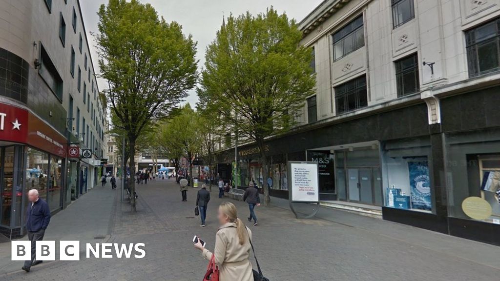 Nottingham: Man found carrying eight knives is arrested - BBC News