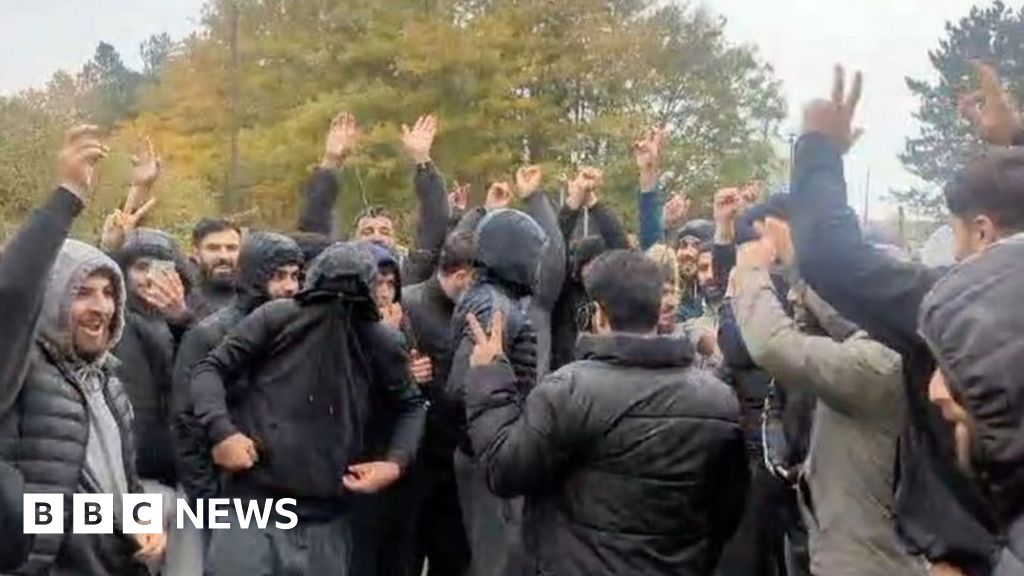 Wethersfield asylum seekers protest over conditions on base - BBC News