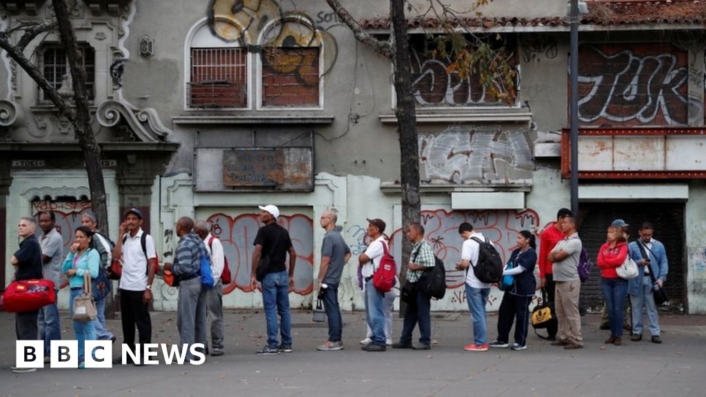 In pictures: Lights go out in Venezuela's capital Caracas - BBC News