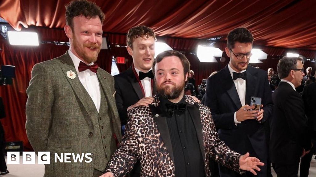 'Holding this Oscar is just fantastic' - BBC News