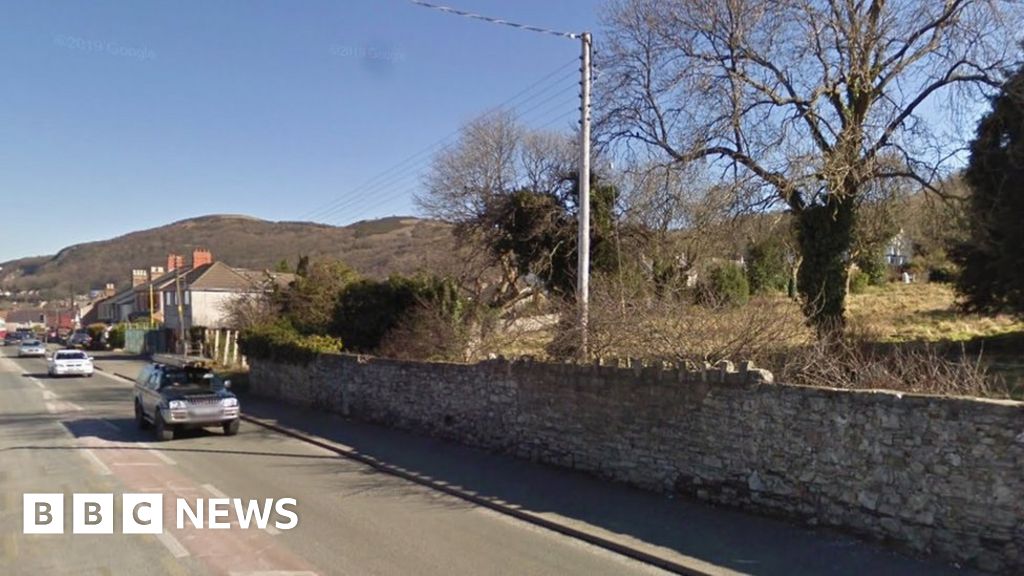 Traffic warning as housing scheme for Meliden is backed - BBC News
