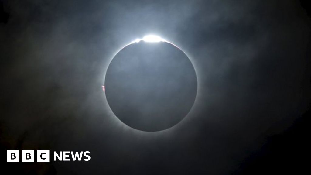 Time- lapse footage captures total eclipse in Indonesia - BBC News