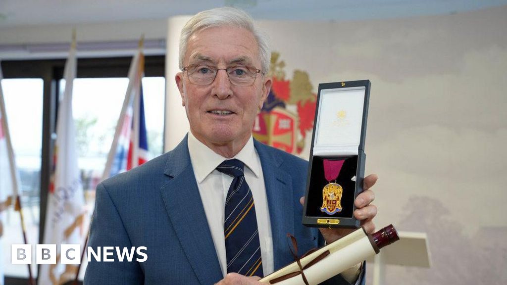 Wolves legend 'overwhelmed' at Wolverhampton freedom honour