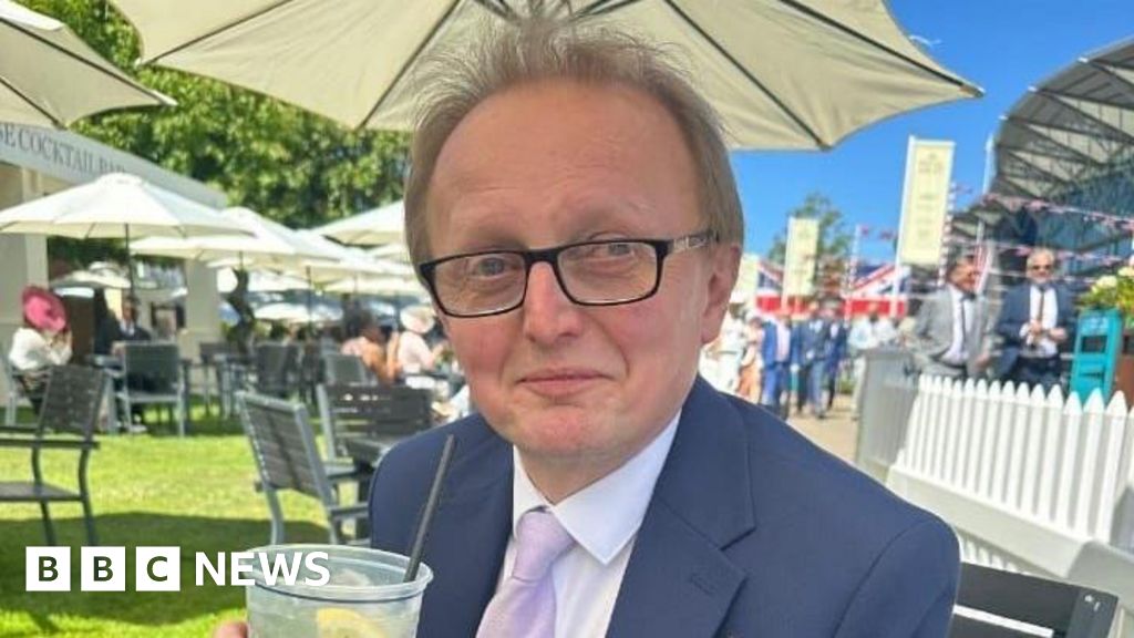 Black Country's Disco Dave shares passion for pubs - BBC News