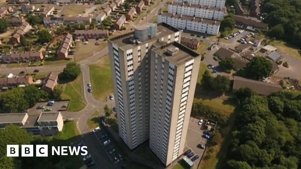 Southampton tower block's fire doors 'fail in high winds' - BBC News