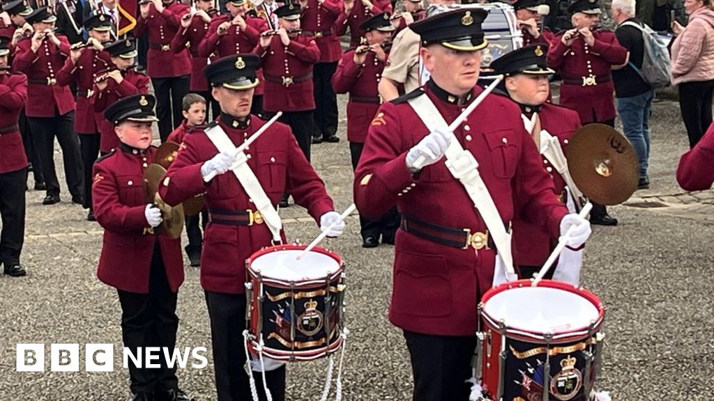 Apprentice Boys: Relief of Derry Parade takes place - BBC News