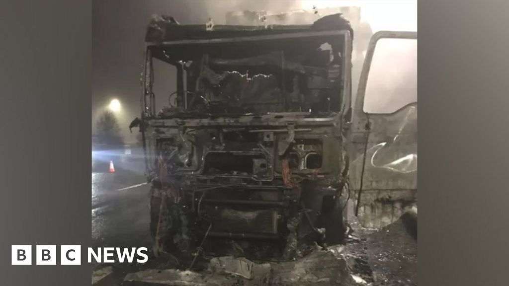 M62: Delays after lorry fire leads to motorway lane closure - BBC News