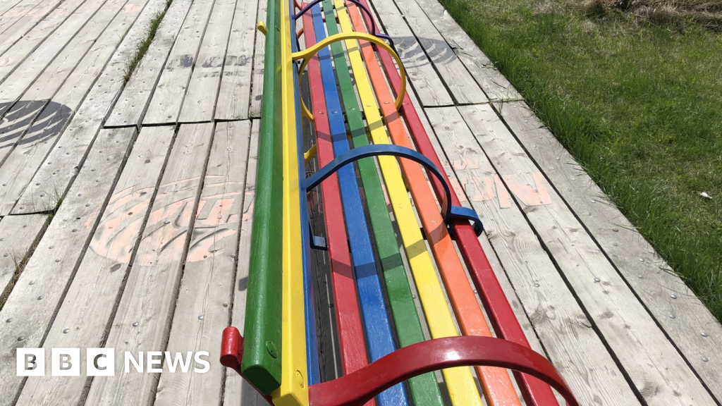 'Design crimes': How a bench launched a homelessness debate - BBC News