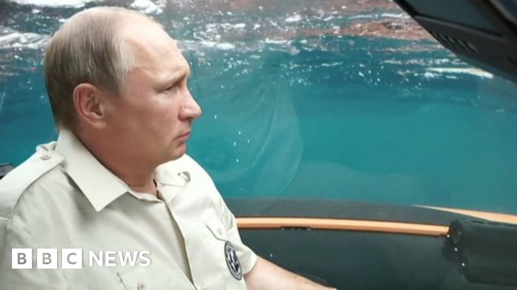 Putin on submarine trip in controversial Crimea visit - BBC News