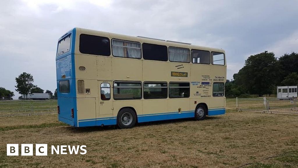 Homeless shelter bus in Cirencester given parking tickets - BBC News