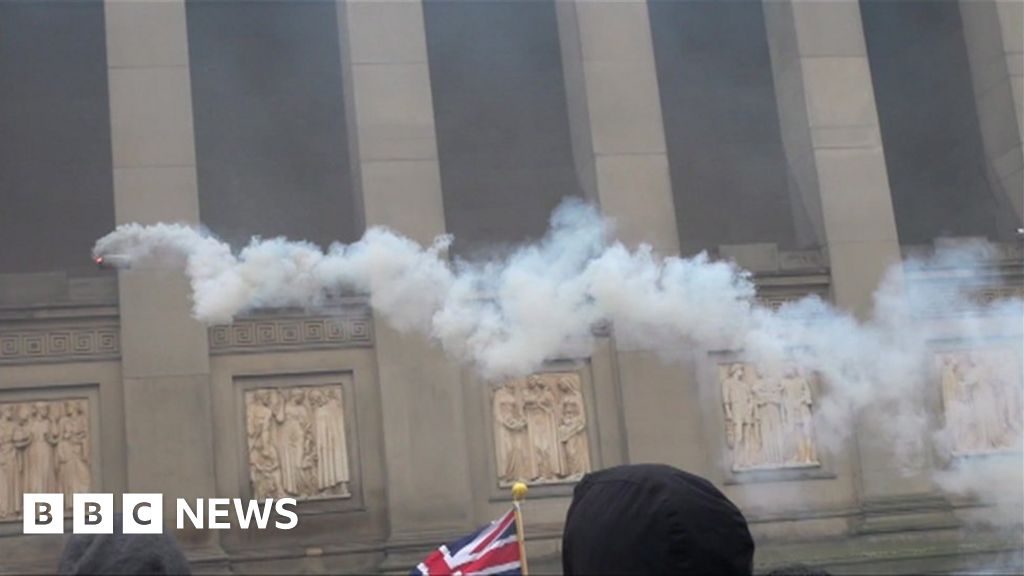 North West Infidels and anti-fascist groups clash in Liverpool - BBC News