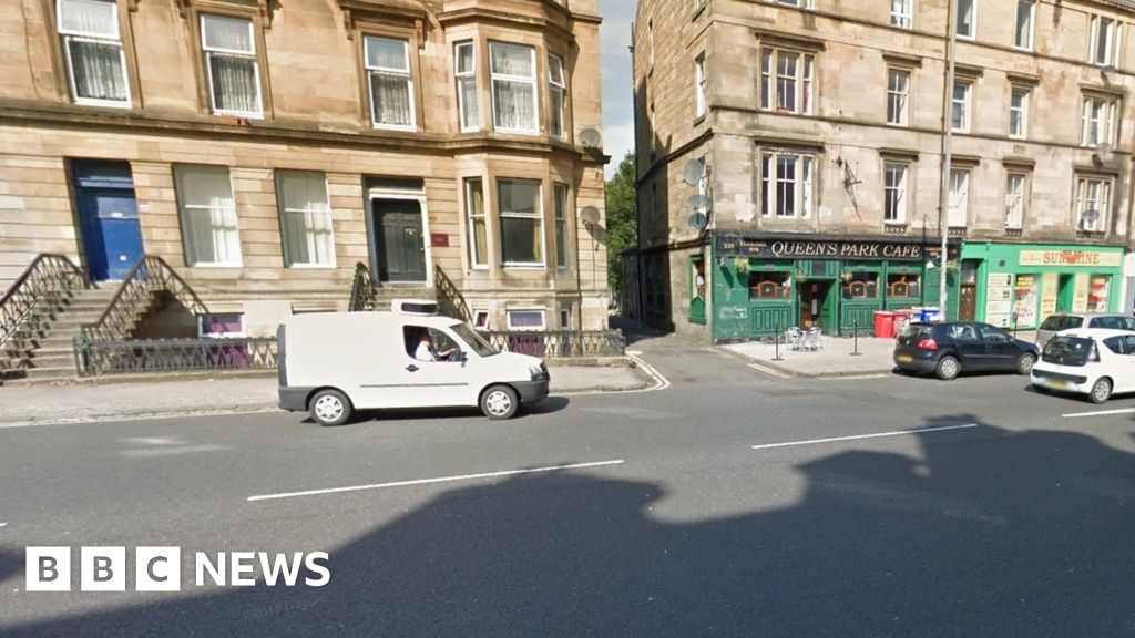 Man seriously injured in Glasgow gang attack - BBC News