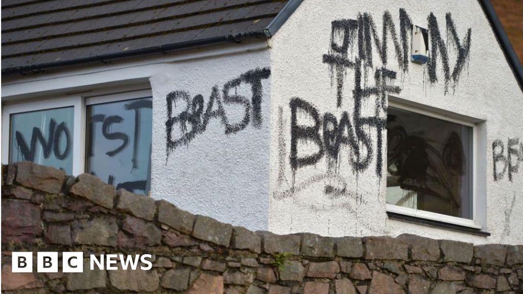 New plan to tear down Jimmy Savile cottage in Glen Coe - BBC News