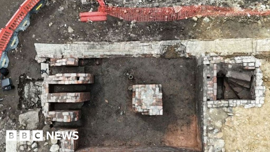 Undocumented steelworks unearthed at Sheffield Castle site - BBC News