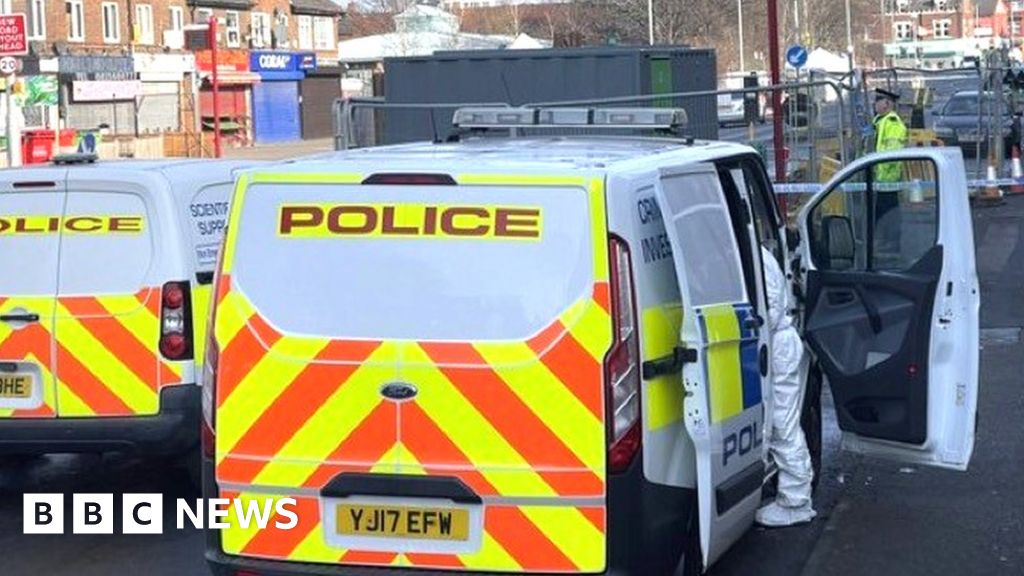 Leeds murder inquiry launched after man's death - BBC News
