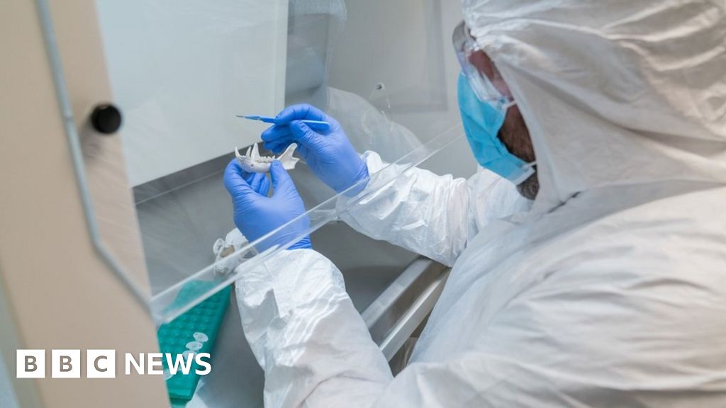 New University of Nottingham DNA lab opens - BBC News