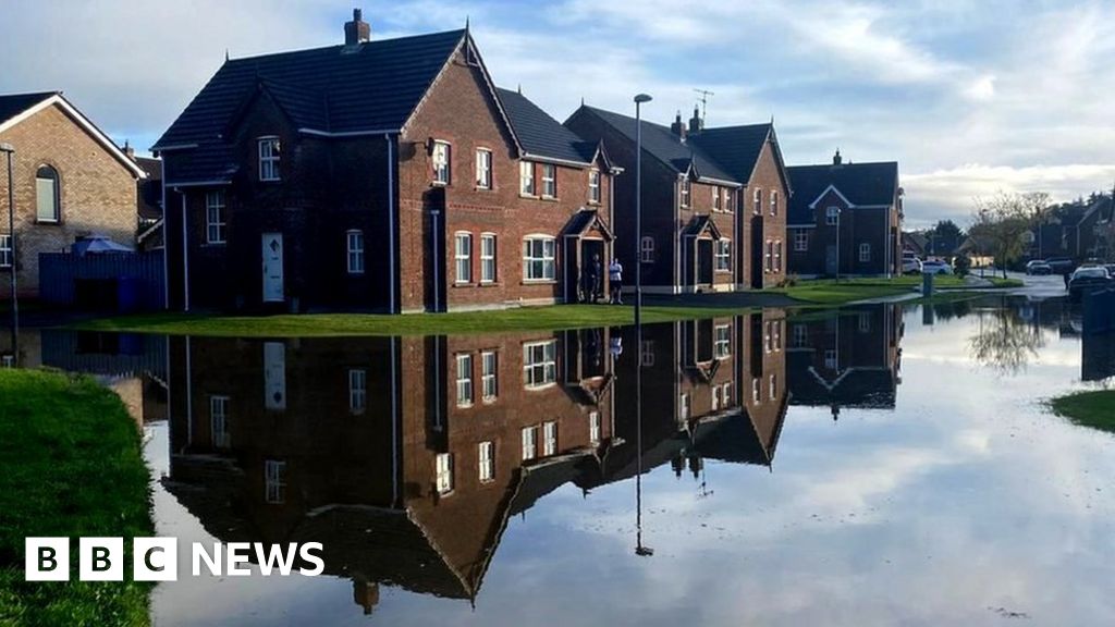 Heavy overnight rain causes floods in parts of Northern Ireland - BBC News