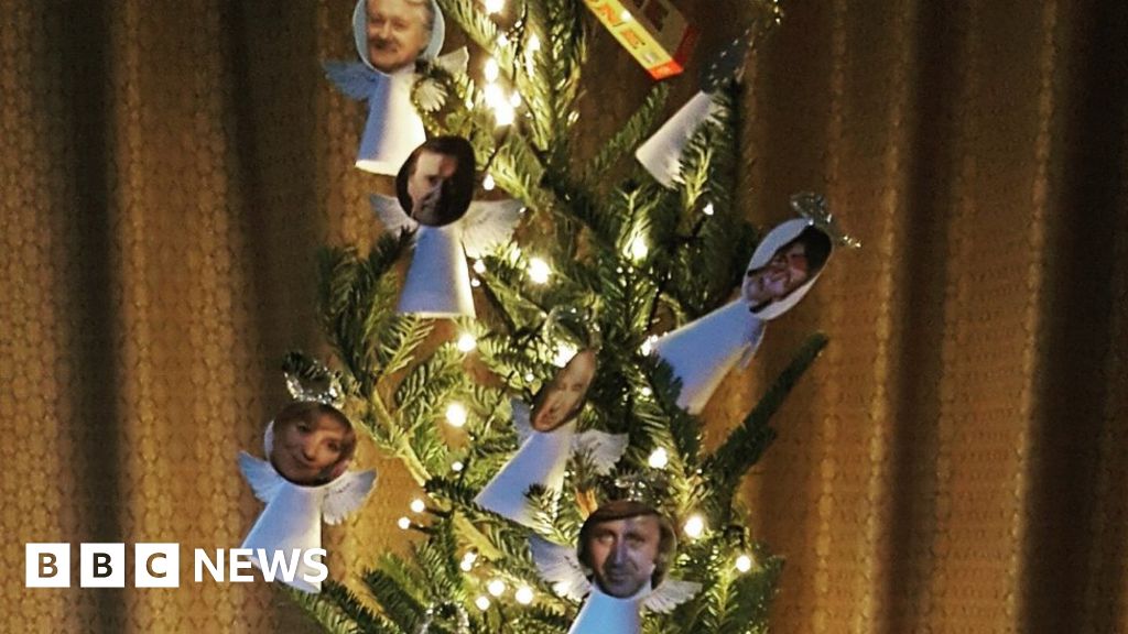 A woman's Christmas tree pays tribute to the stars we've said goodbye ...